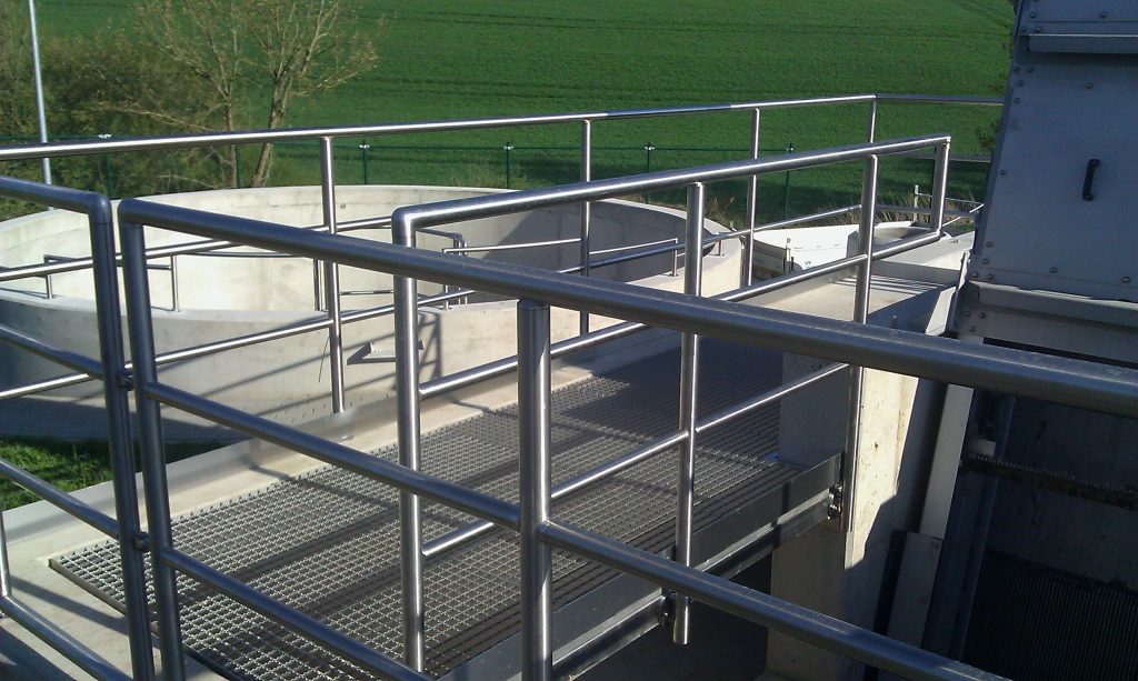 Industriegeländer mit 2 Knieleiste